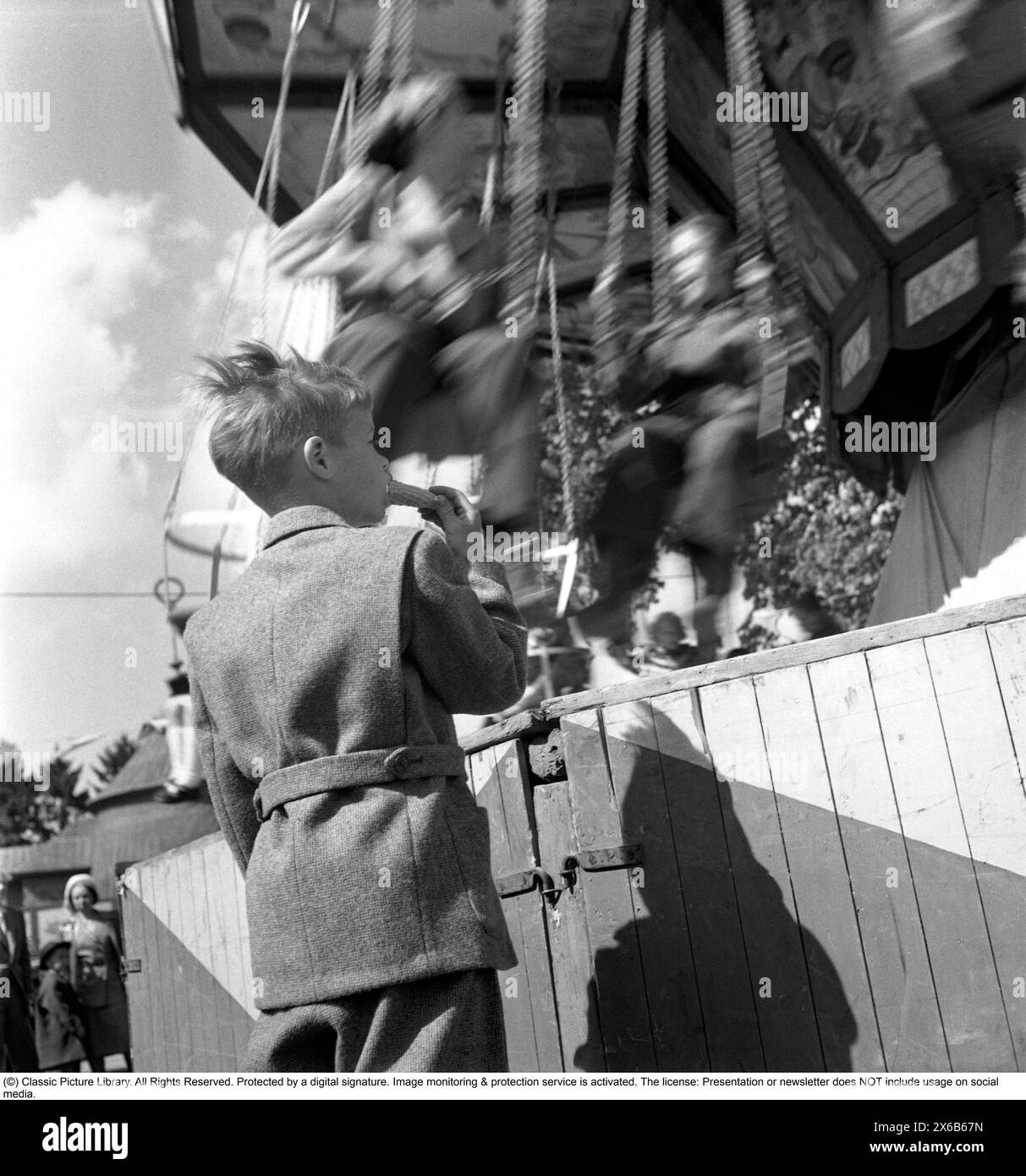 garçon des années 1940 mangeant de la glace. Un garçon avec un cône de ...