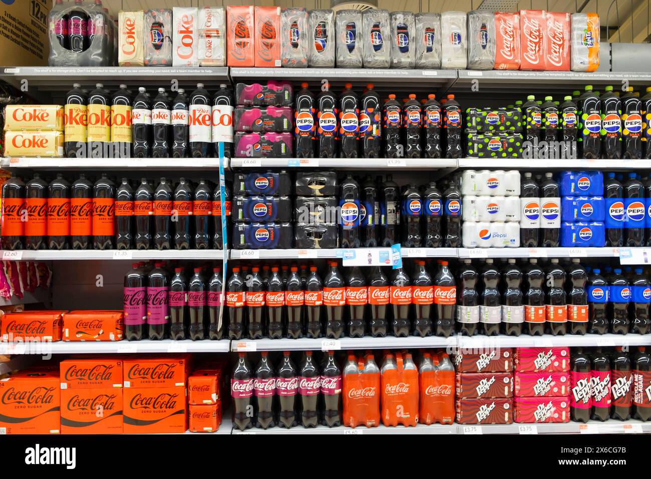 Rangées de bouteilles en plastique boissons gazeuses différentes ...