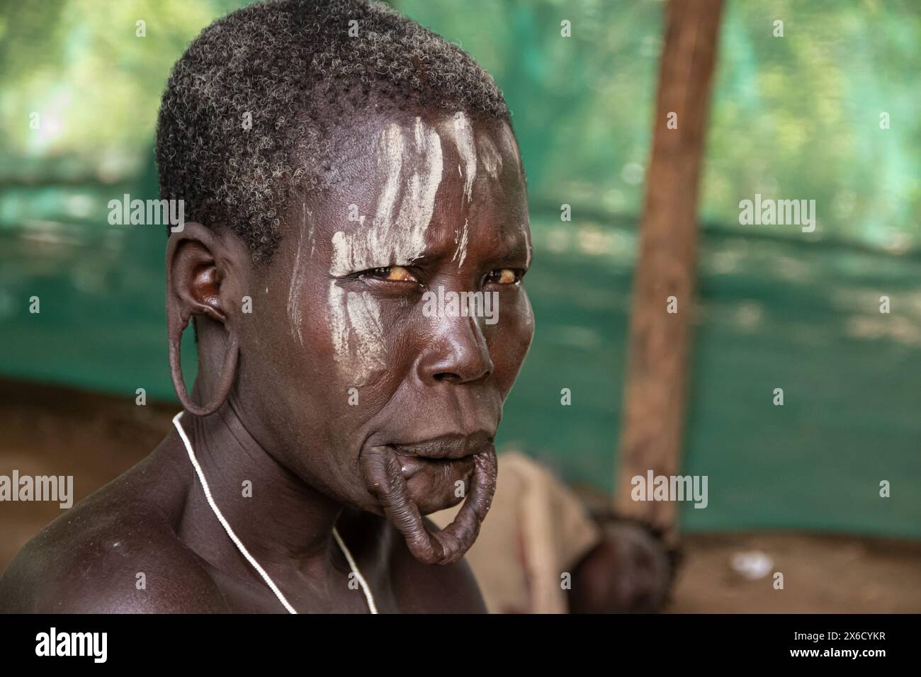 Femme africaine, membre de la tribu Mursi en Ethiopie. Les femmes Mursi ...
