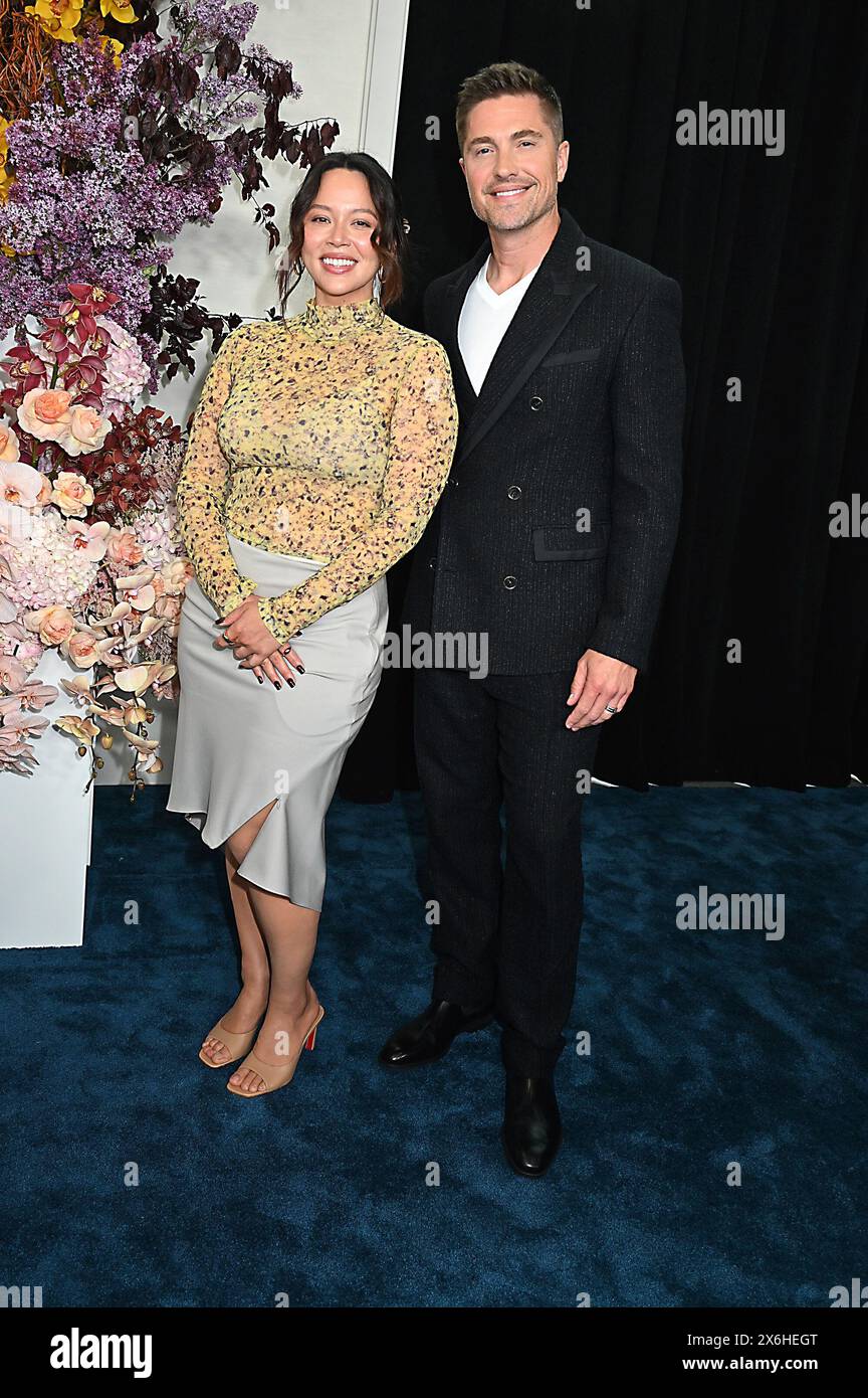 Melissa O'Neil et Eric Winter assistent au Disney 2024 Upfront Red ...