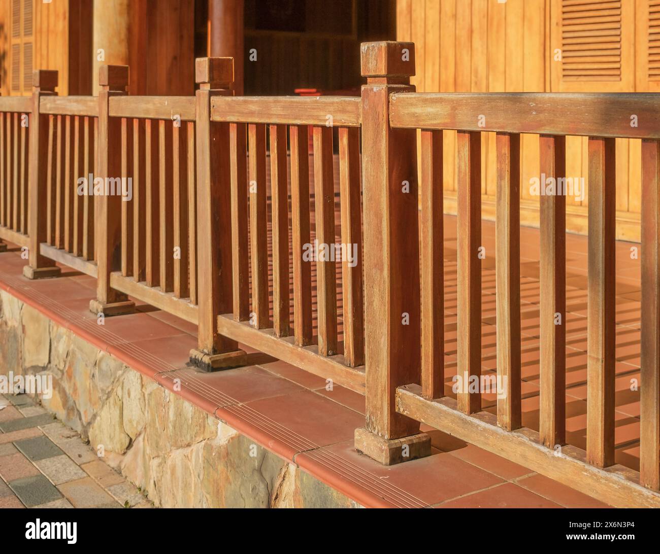 Une terrasse en bois fraîchement peint et teinté avec balustrade ...