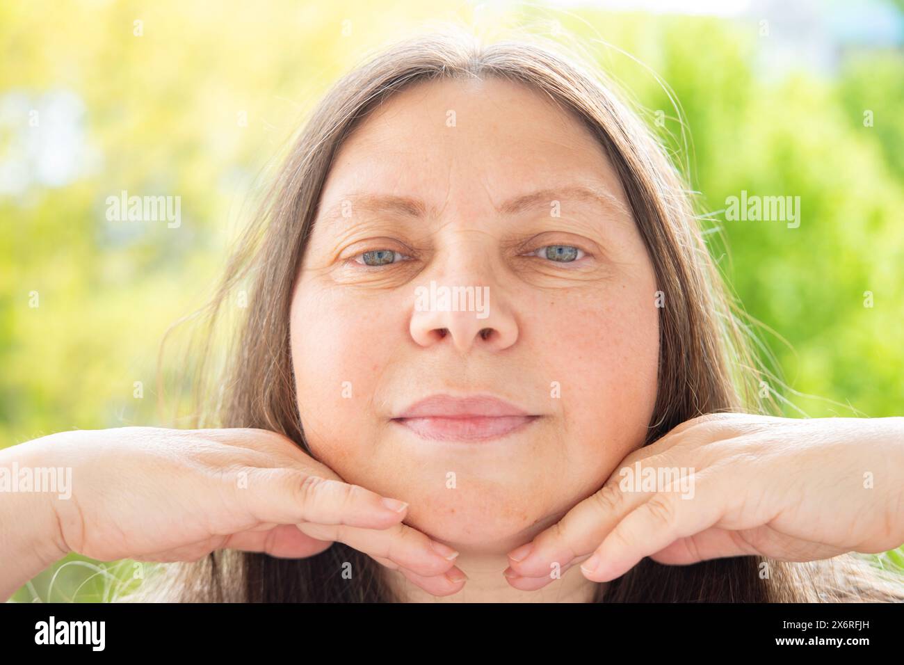 Double menton visage femme mature 50 ans, cou gras humain, vue latérale ...