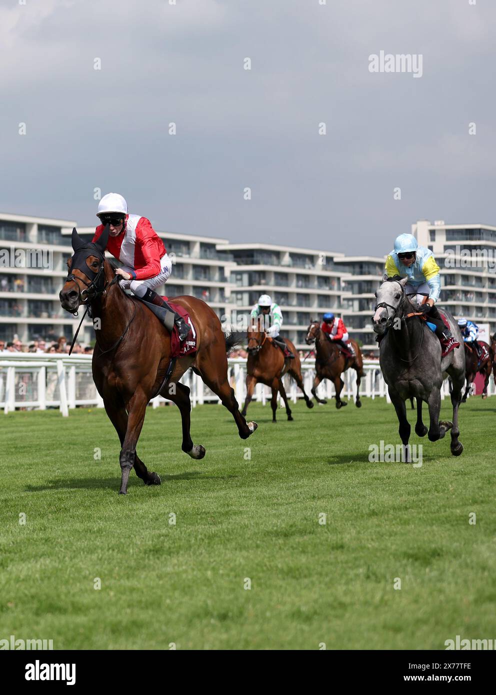 Auditoire (à gauche) monté par le jockey Robert Havlin en route pour ...