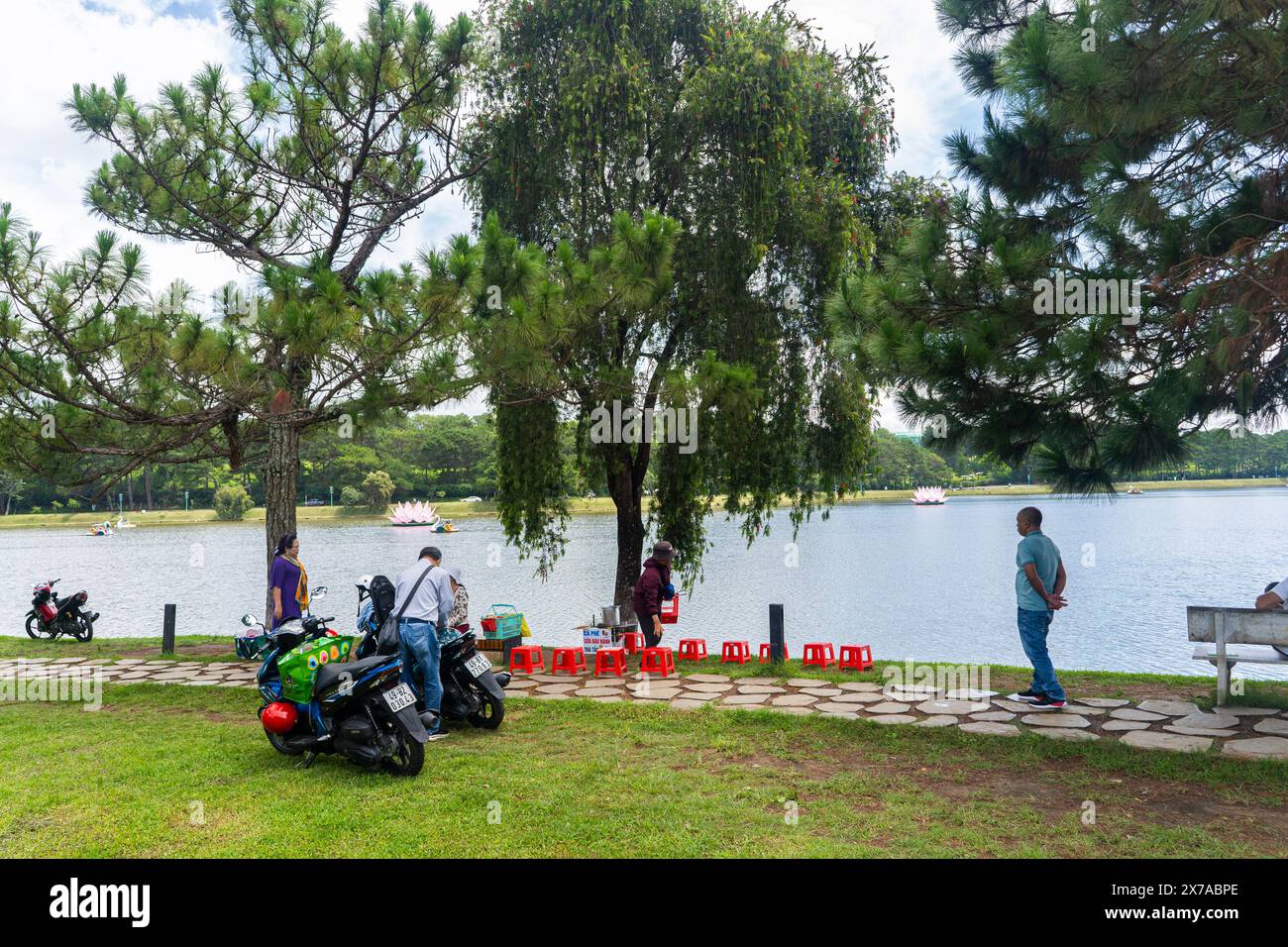 Le lac Xuan Huong est le plus grand et le plus beau lac artificiel Dalat. C’est aussi une ...