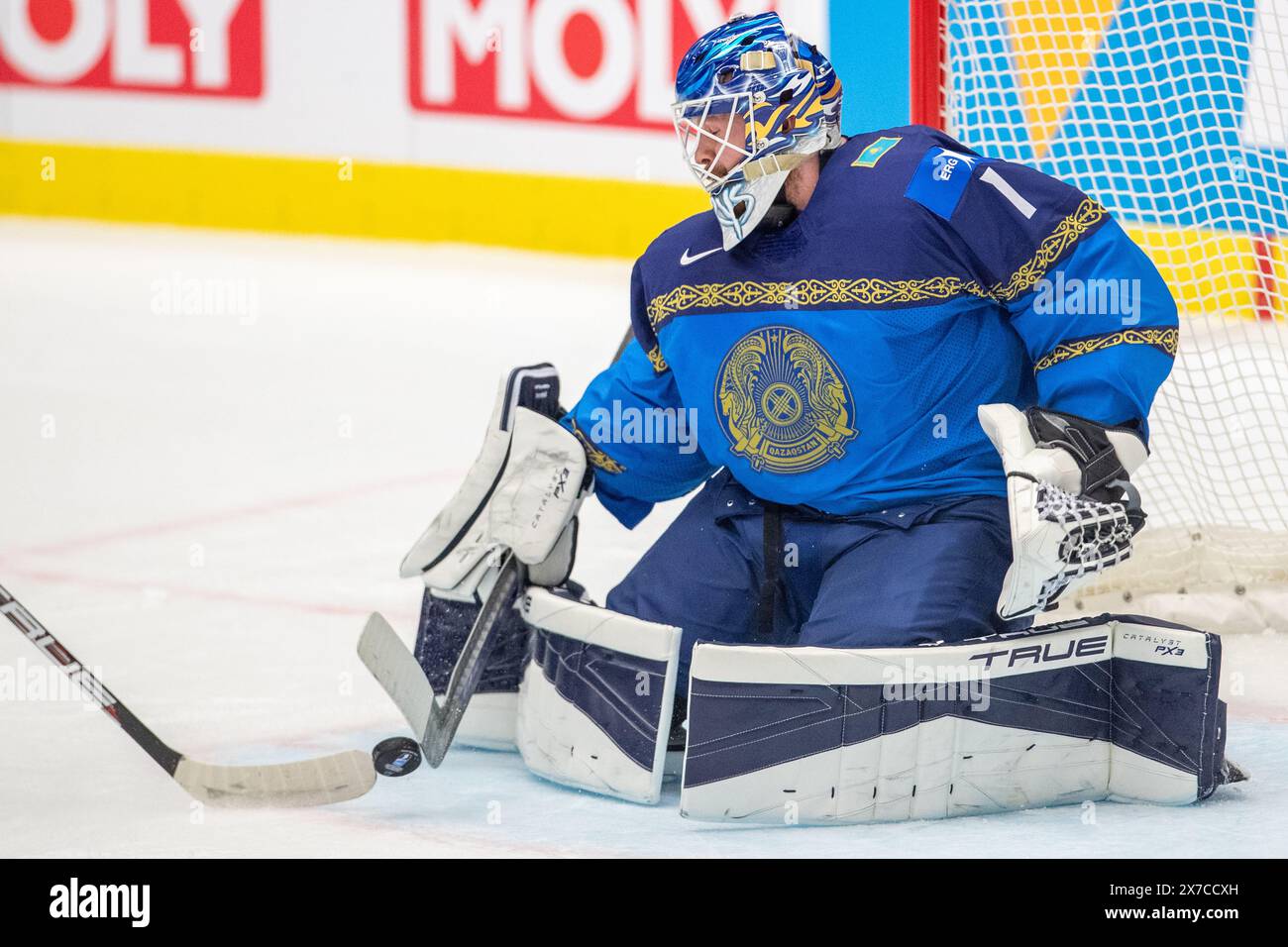 Le gardien de but du Kazakhstan Nikita Boyarkin en action lors du match ...