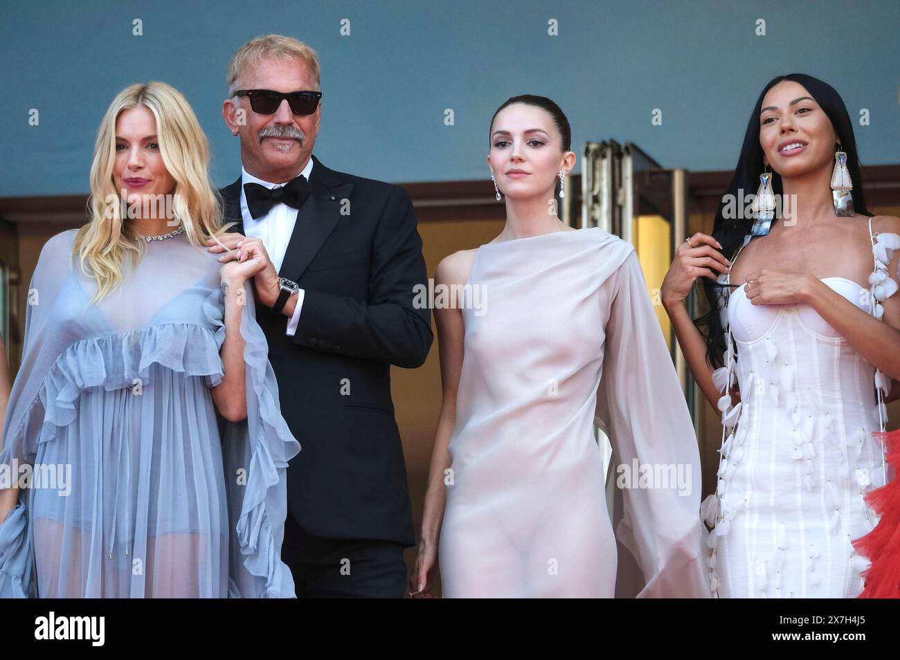 Sienna Miller, Kevin Costner, Ella Hunt und Wase Chief BEI der Premiere ...