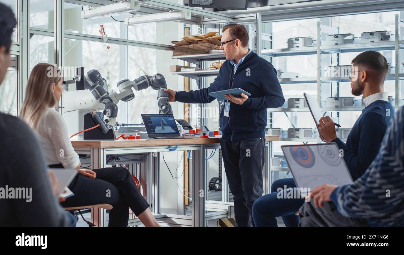 L'ingénieur en chef présente le bras robotisé innovant aux start-up ...