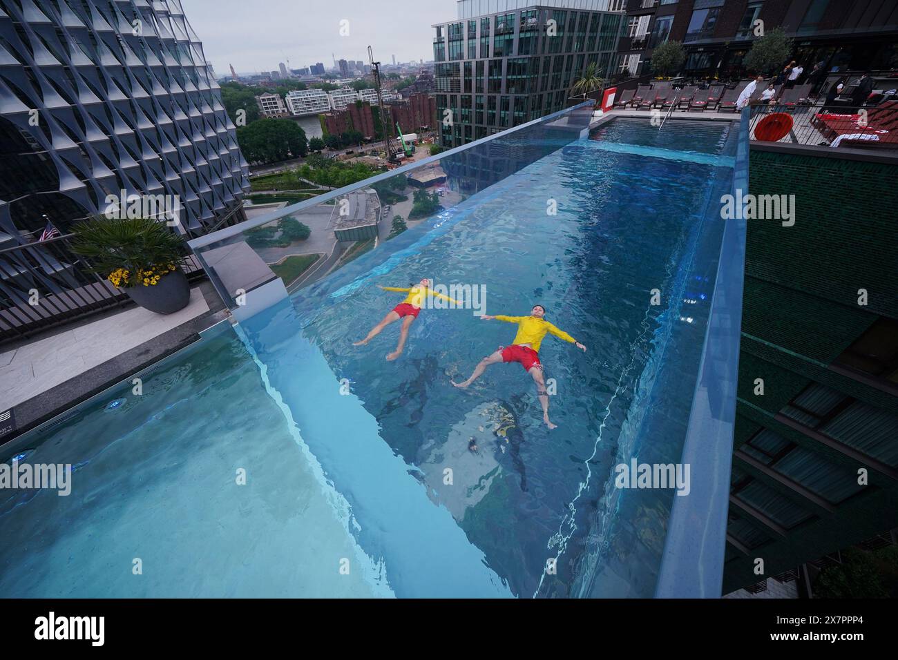 Les sauveteurs de RNLI Courtney Randino et Dominik Fajkiel font la démonstration de la technique ...