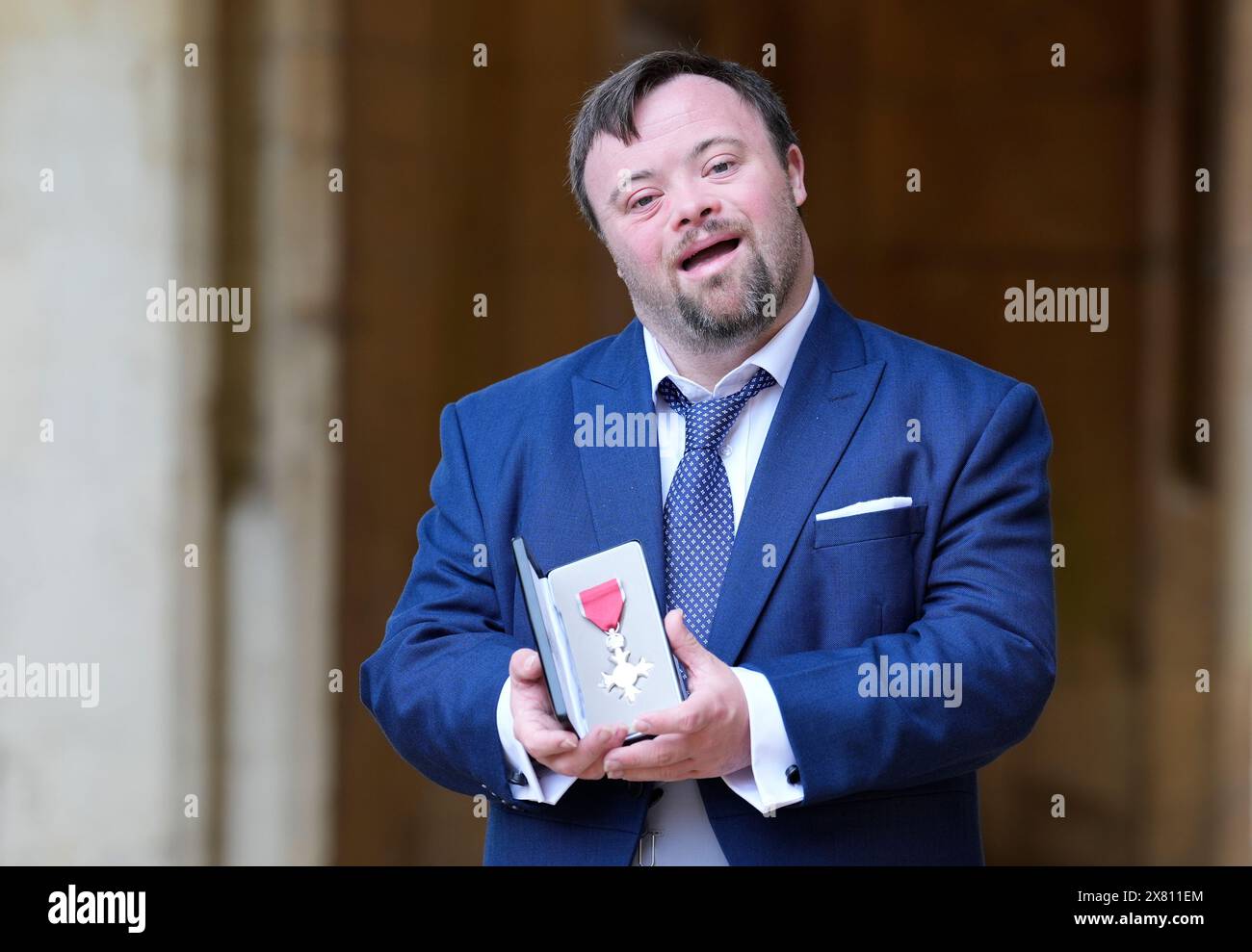 Dr James Martin après avoir été fait membre de l'ordre de l'Empire ...