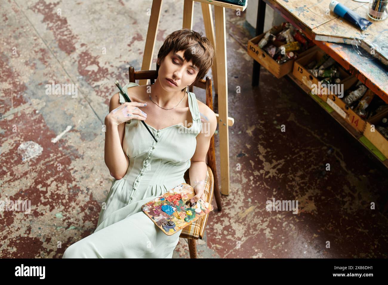 Femme qui tient un tableau en main Banque de photographies et d’images ...