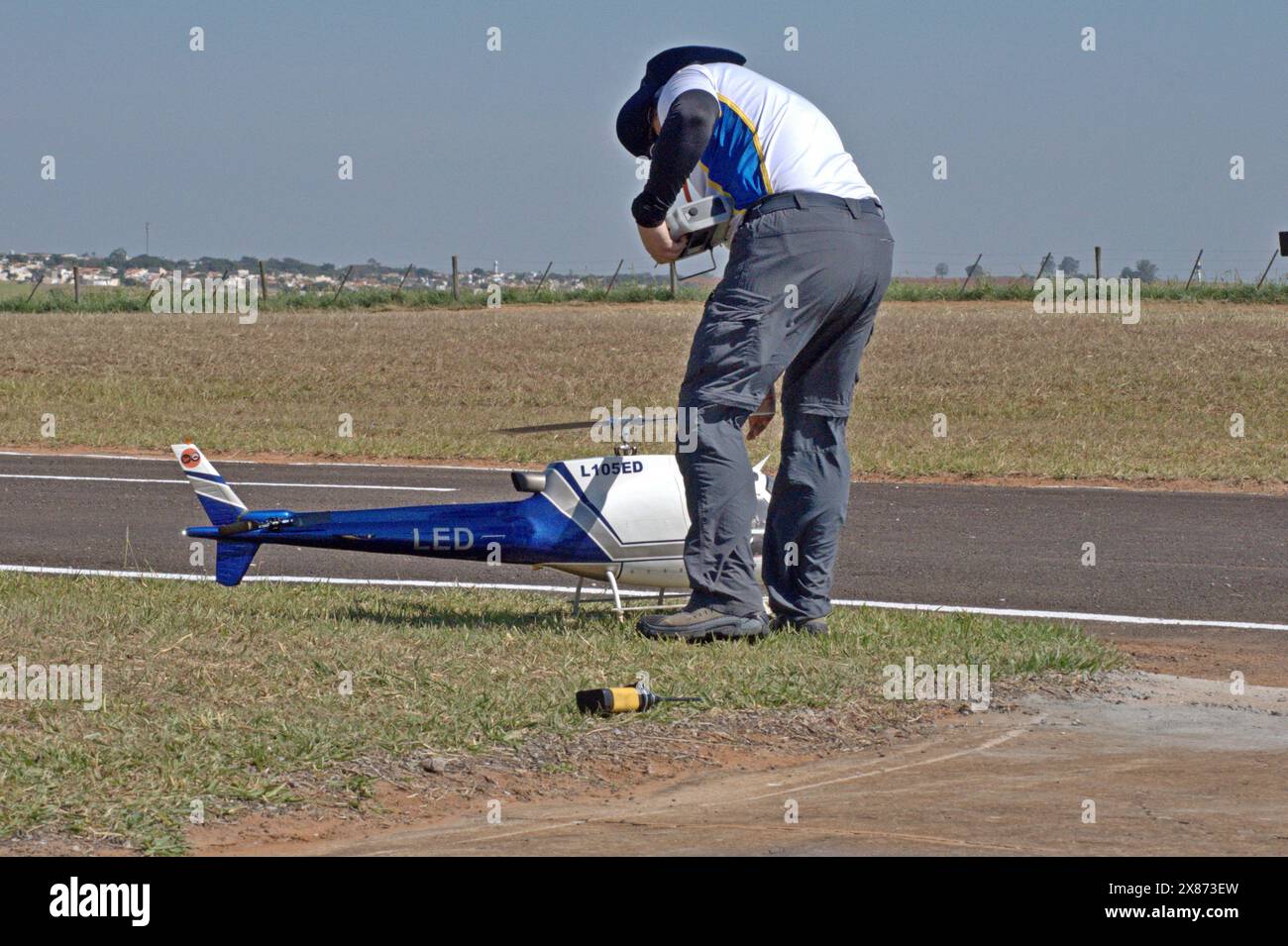 Modèle d'avion modèle d'hélicoptère à grande échelle en vol dans la ...