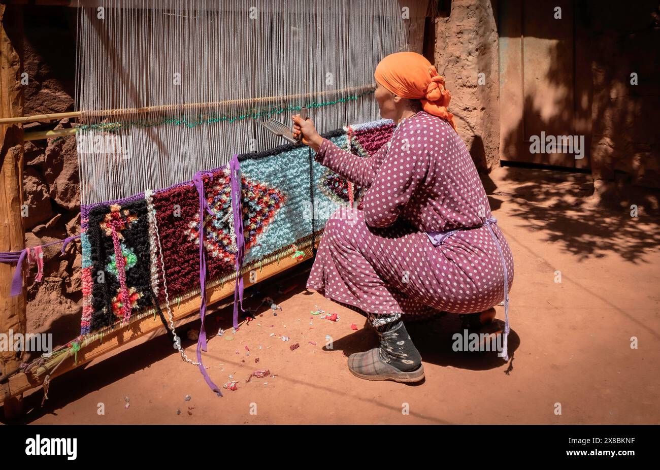 Morocco berber woman weaving rug Banque de photographies et d’images à haute résolution - Alamy