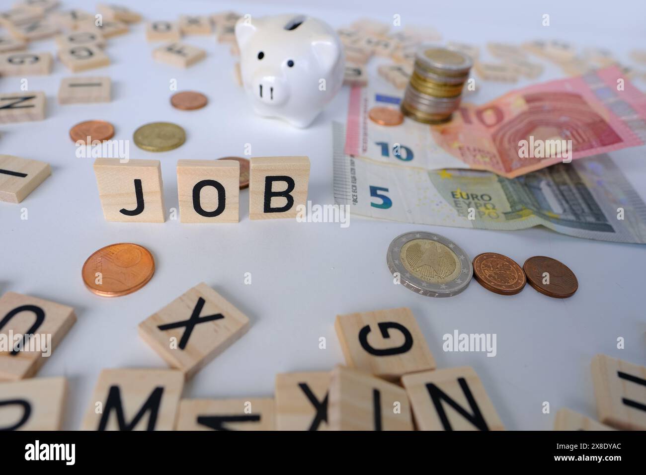 billets en papier en euros, tirelire, billets sur table parmi les ...