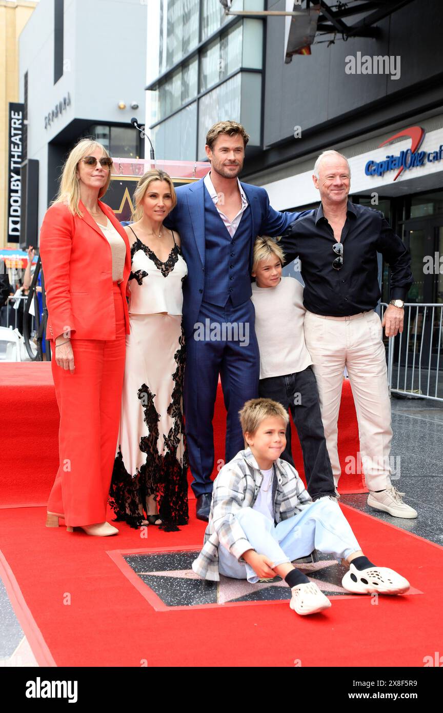 Leonie Hemsworth, Elsa Pataky, Sasha Hemsworth, Chris Hemsworth ...