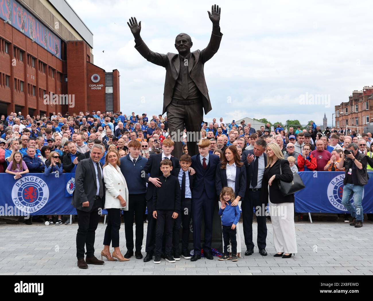 La famille de Walter Smith dévoile une statue de Walter Smith au stade ...
