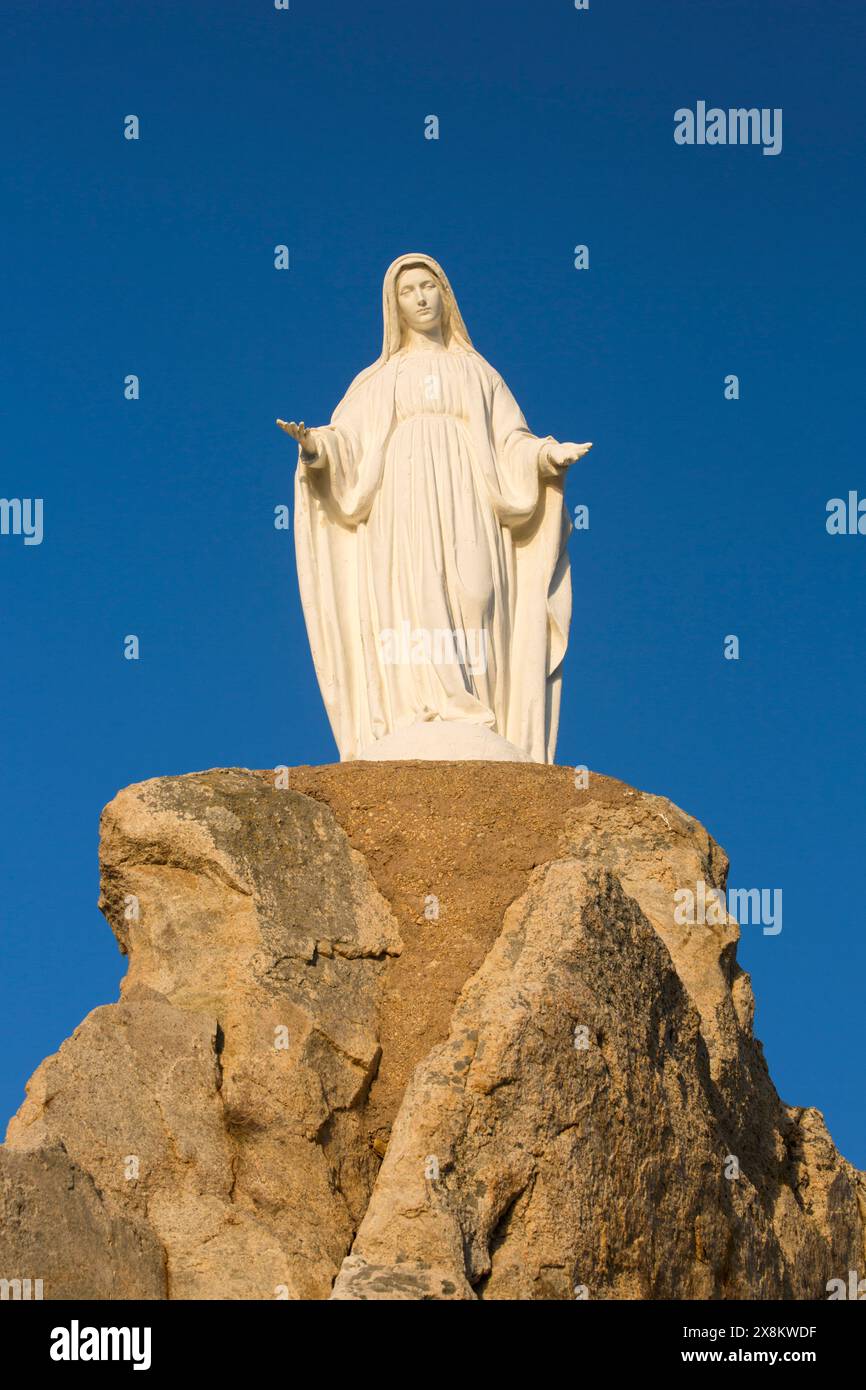 Calvi, haute-Corse, Corse, France. Imposante statue de la Vierge Marie ...