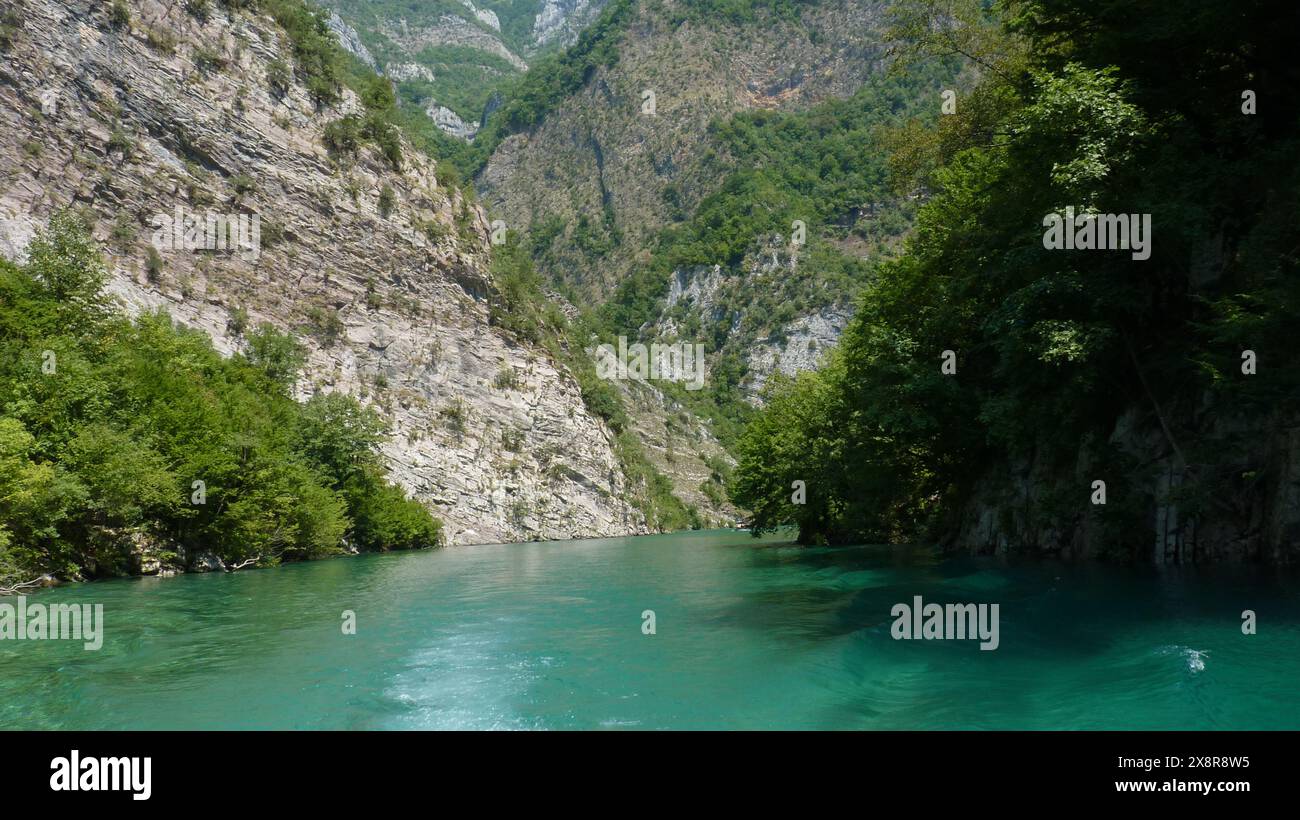 Komani lake Banque de photographies et d’images à haute résolution - Alamy