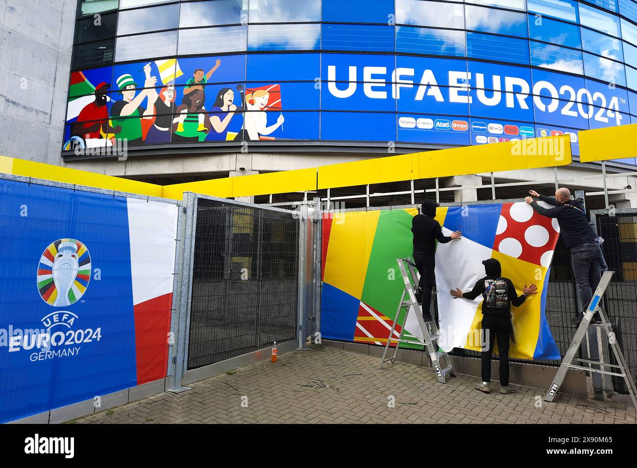 Le stade signal Iduna Park (Westfalenstadion) à Dortmund est l'un des ...