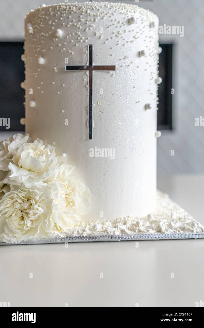 Premier gâteau de communion Banque de photographies et d’images à haute ...