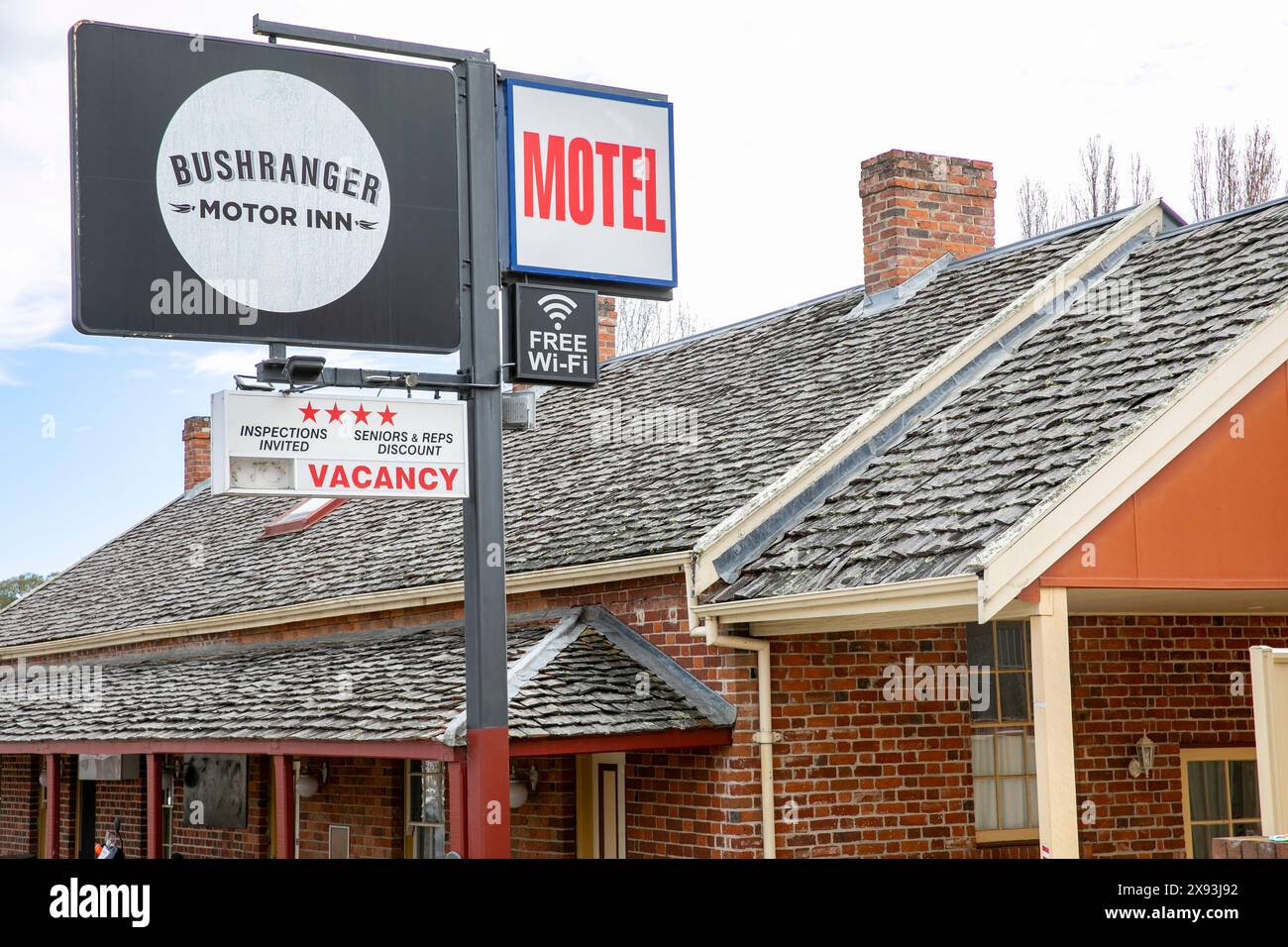 Bushranger Motor Inn dans le centre-ville d'Uralla, nommé d'après le bushranger Captain ...