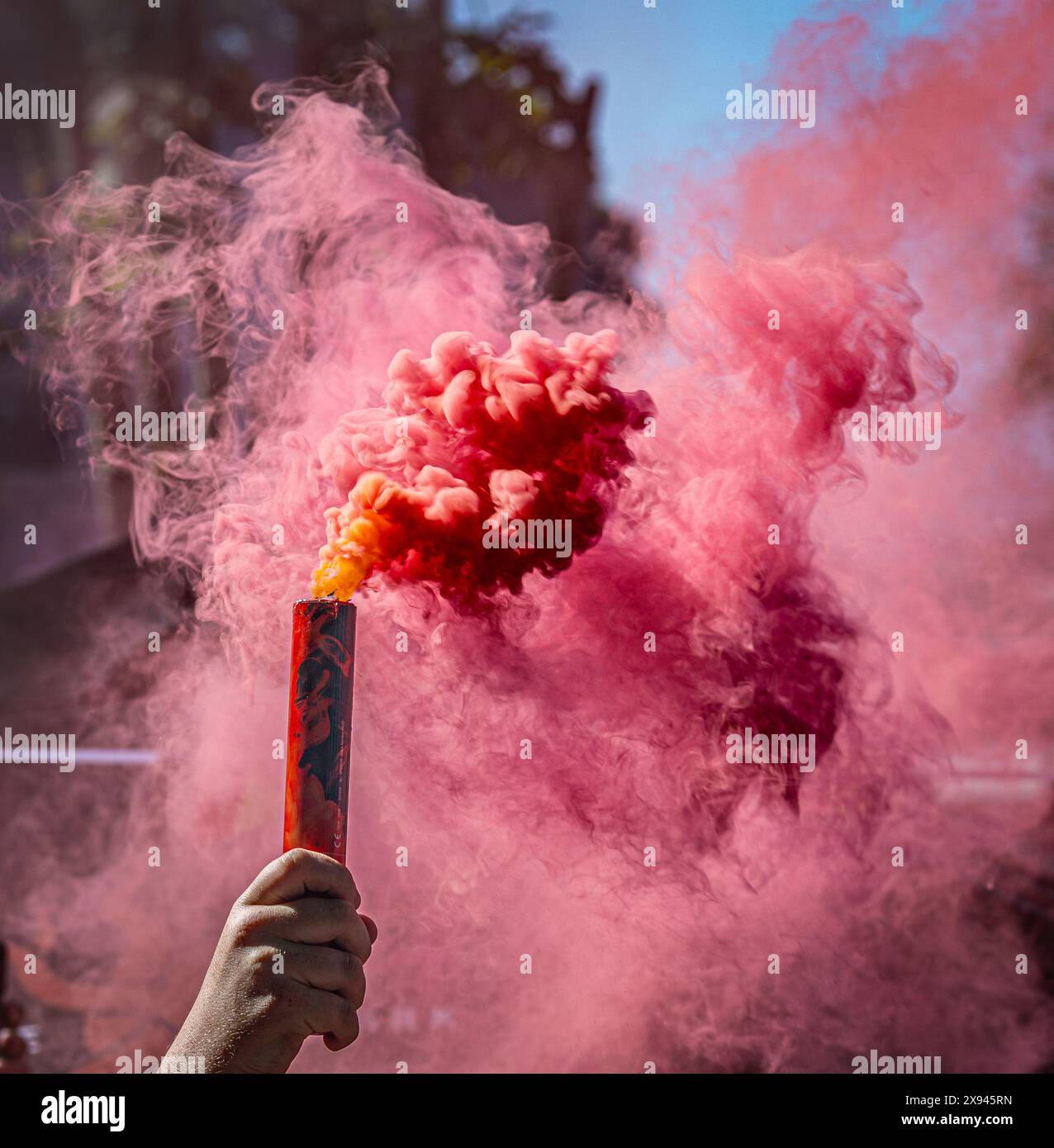 Grenade fumigène Banque de photographies et d’images à haute résolution ...