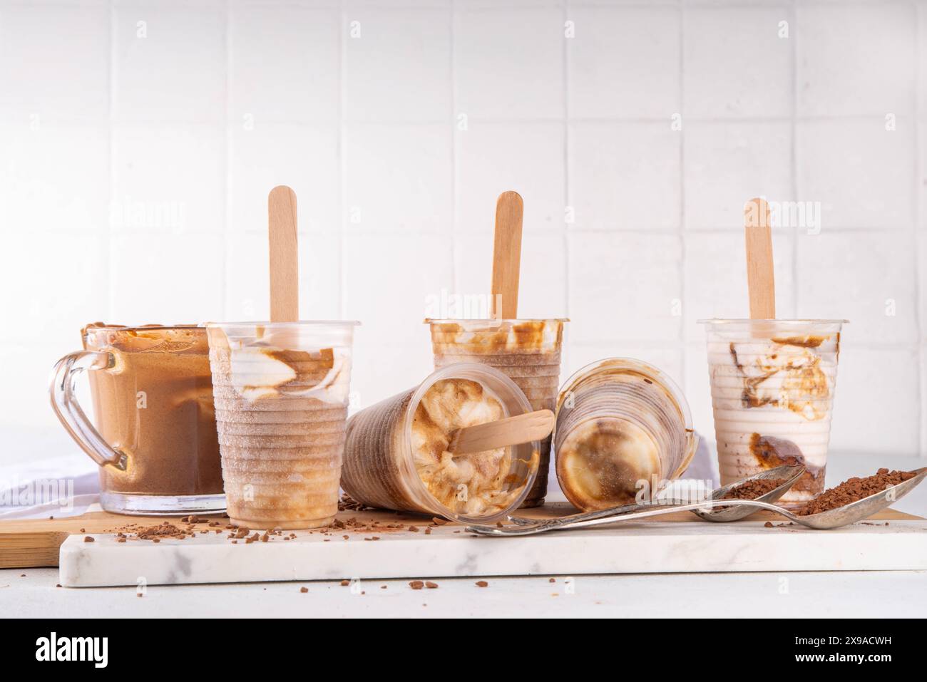 Crème glacée au café Dalgona, glace expresso au café instantané fouetté ...