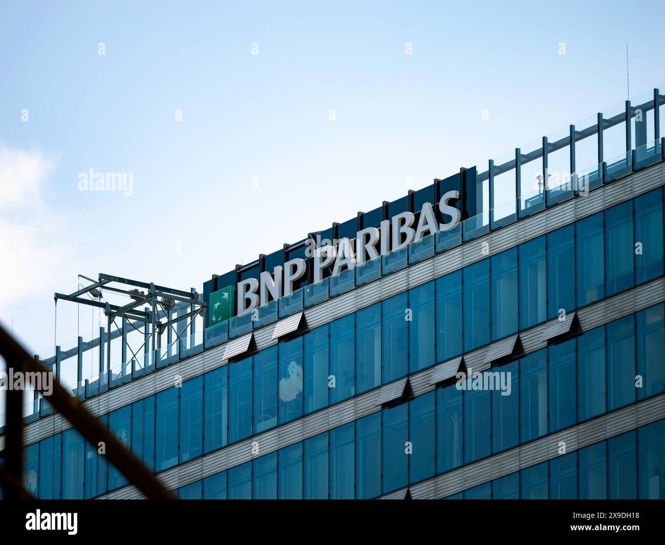 Logo de la banque BNP Paribas apposé sur un immeuble de la capitale ...