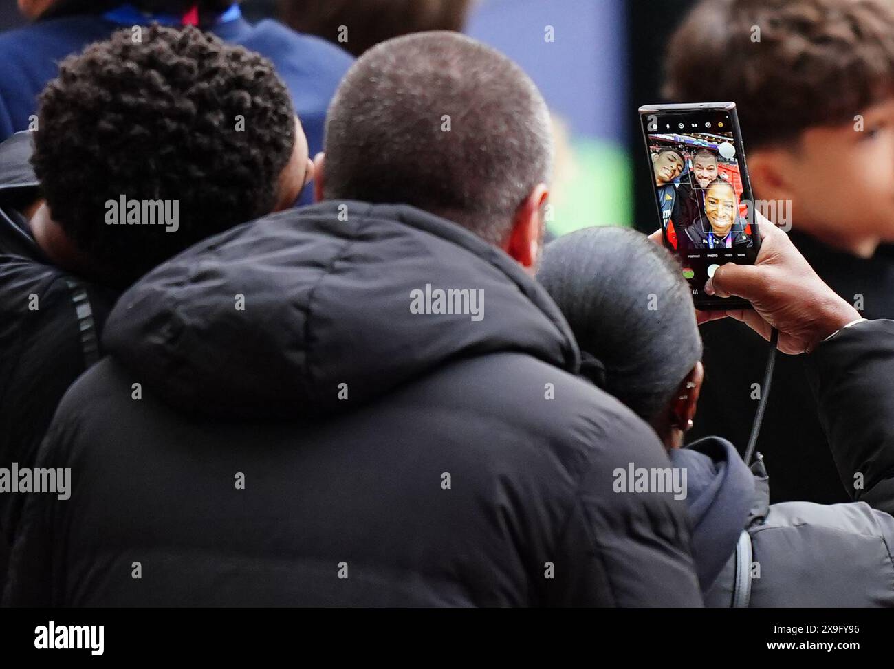 Jude Bellingham du Real Madrid prend un selfie avec sa famille suite à ...