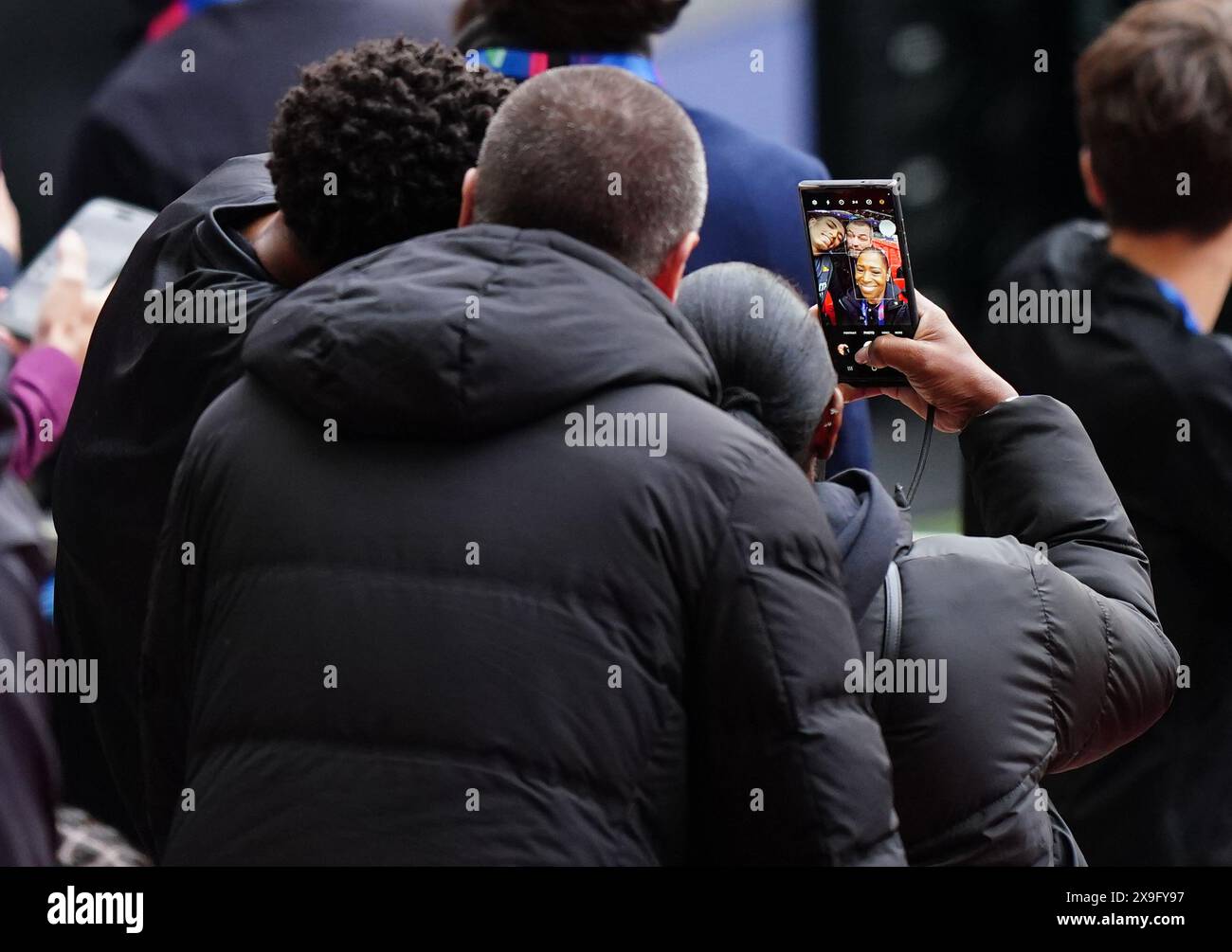 Jude Bellingham du Real Madrid prend un selfie avec sa famille suite à ...