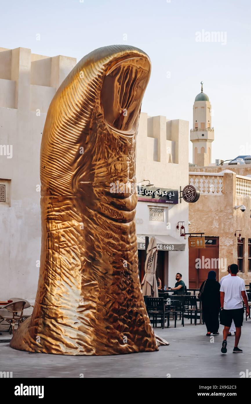 Doha, Qatar - 1er mai 2024 : la statue du pouce d'or, une œuvre d'art ...
