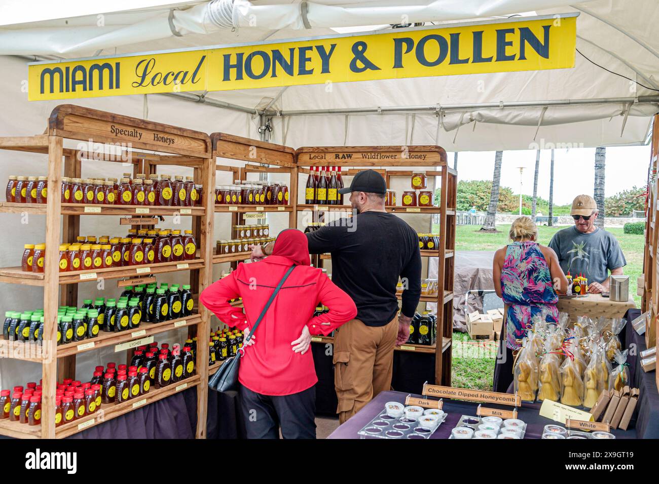 Regardant la rue du pollen Banque de photographies et d’images à haute ...