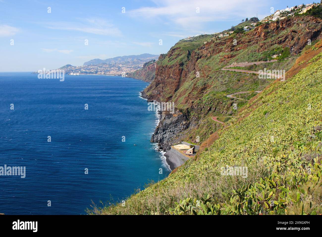 Ville de Funchal vue du cap de Garajau à Caniço sur l'île de Madère ...
