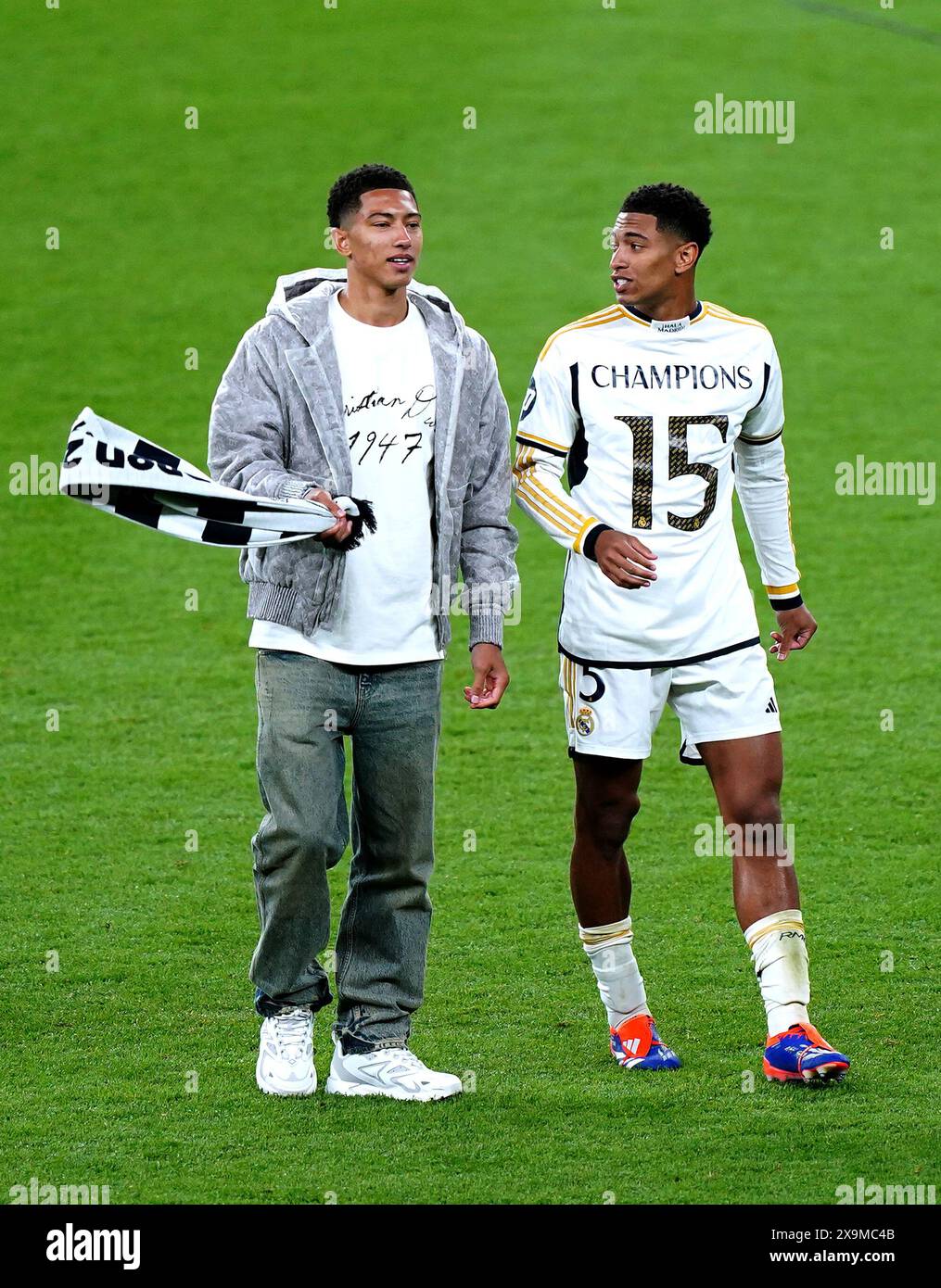 Jude Bellingham du Real Madrid (à droite) et son frère Jobe Bellingham sur le terrain à la fin ...