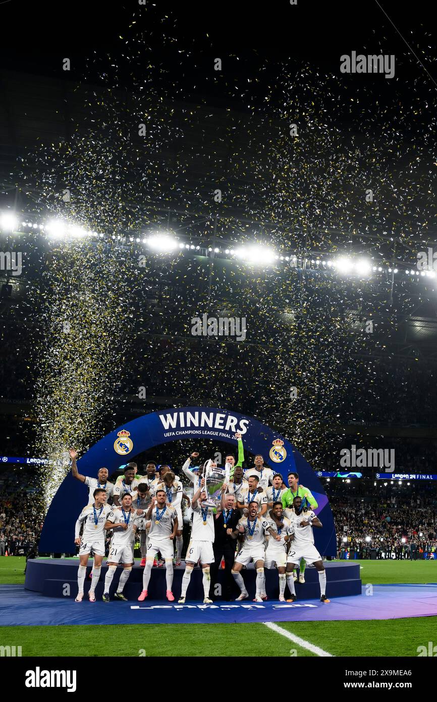 Londres, Royaume-Uni. 1er juin 2024. Nacho du Real Madrid CF remporte le trophée alors que les ...