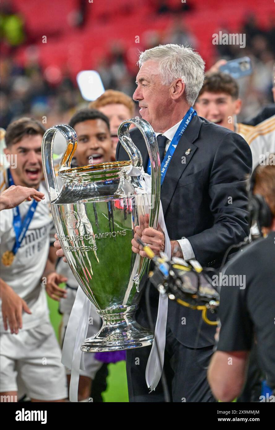 Londres, Royaume-Uni. 01 juin 2024. Carlo Ancelotti, entraîneur-chef du Real Madrid, est célébré ...