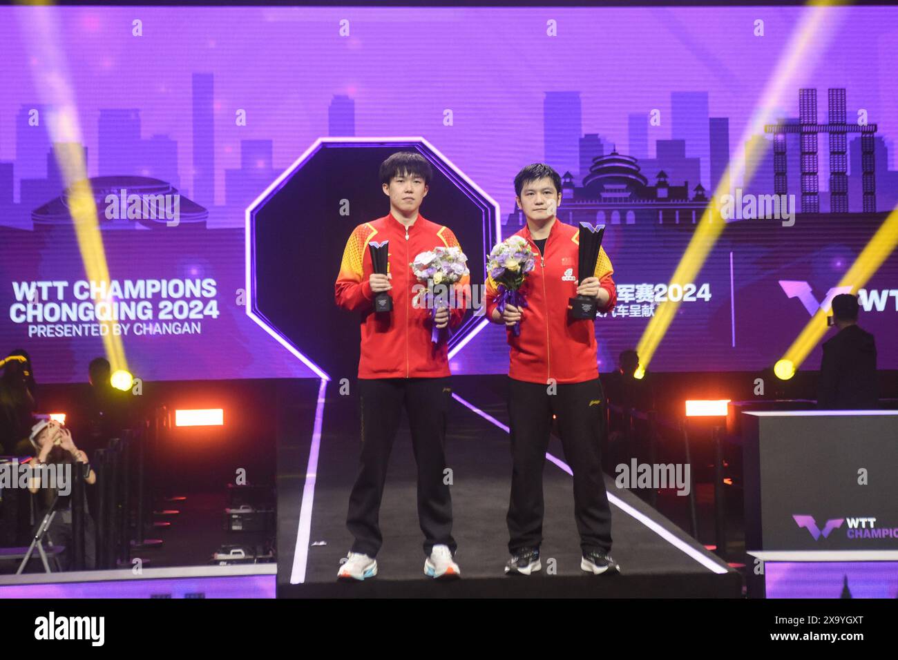 Chongqing. 3 juin 2024. Le médaillé d'or Fan Zhendong (R) et le ...