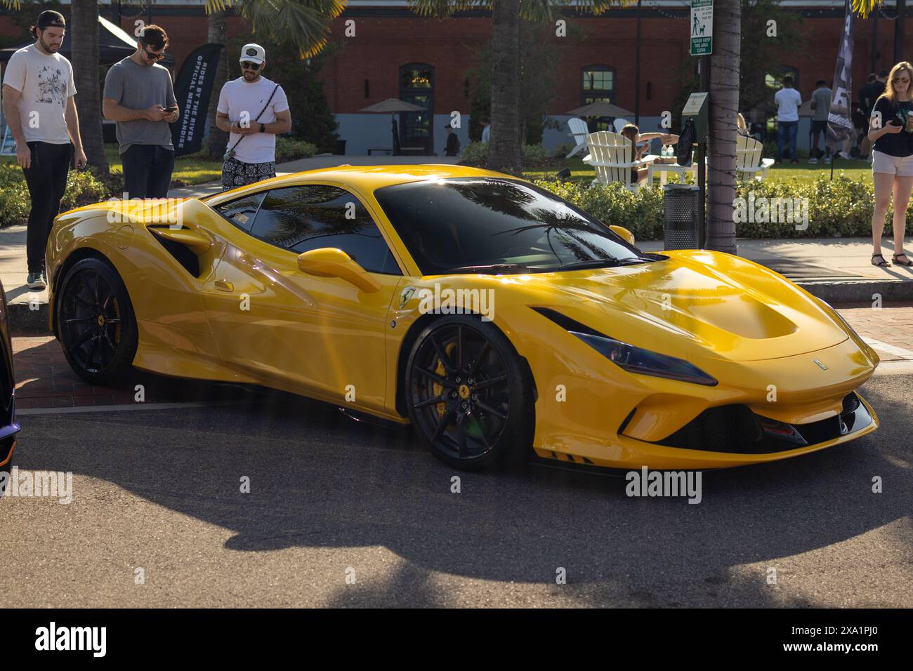 Ferrari jaune Banque de photographies et d’images à haute résolution ...