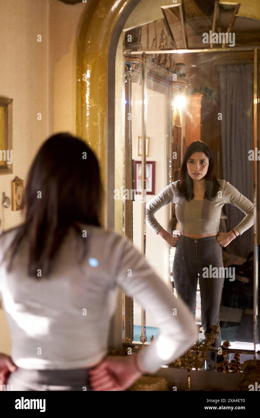 Femme debout devant un miroir Banque de photographies et d’images à haute résolution - Alamy