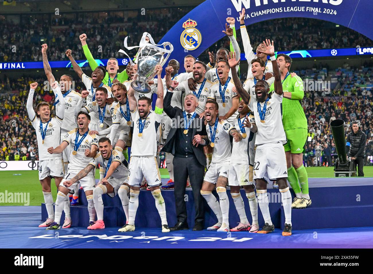 Les joueurs du Real Madrid célèbrent leur victoire après la finale de l'UEFA Champions League ...