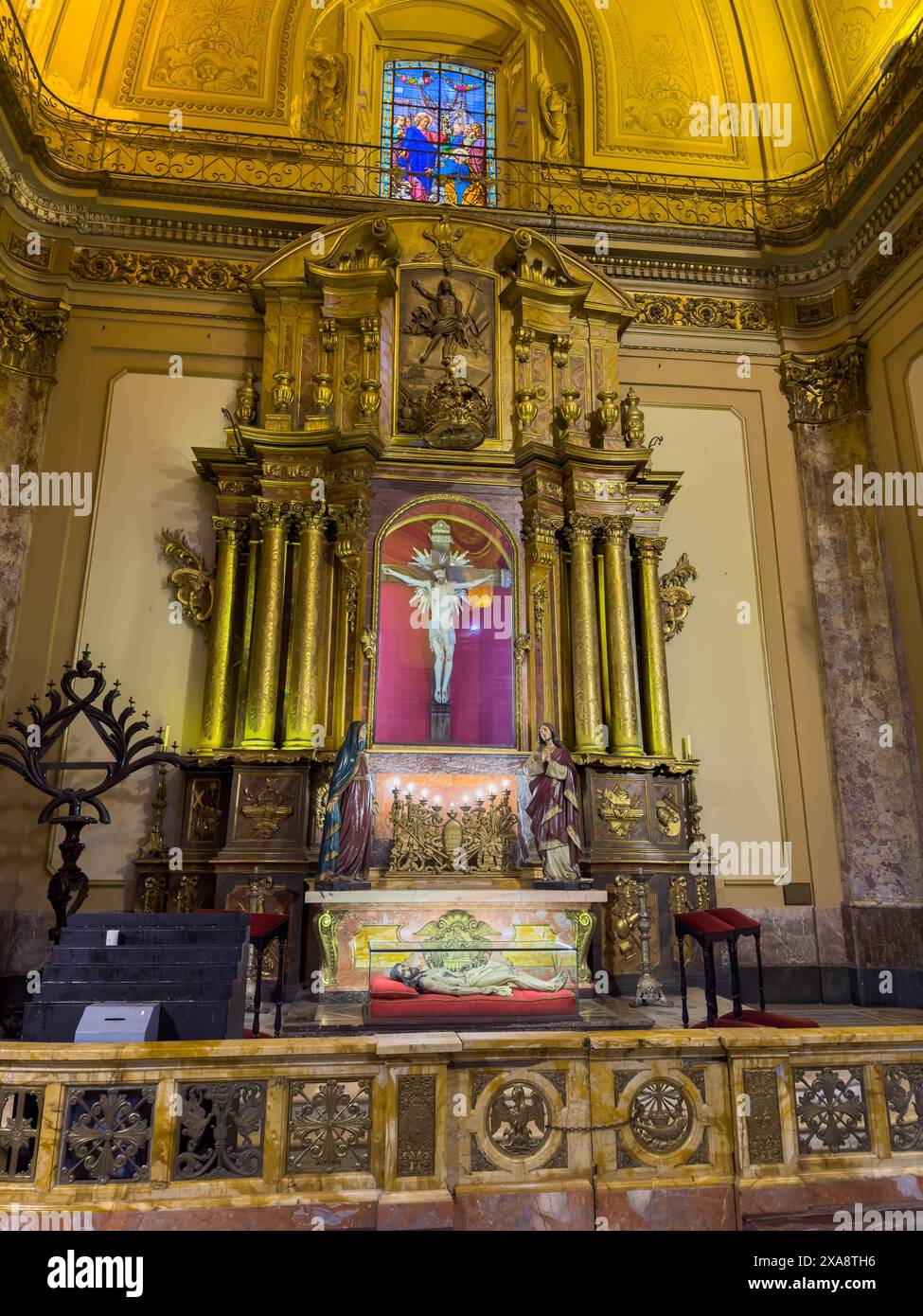 Statue du Christ de Buenos Aires dans le transept de la cathédrale ...