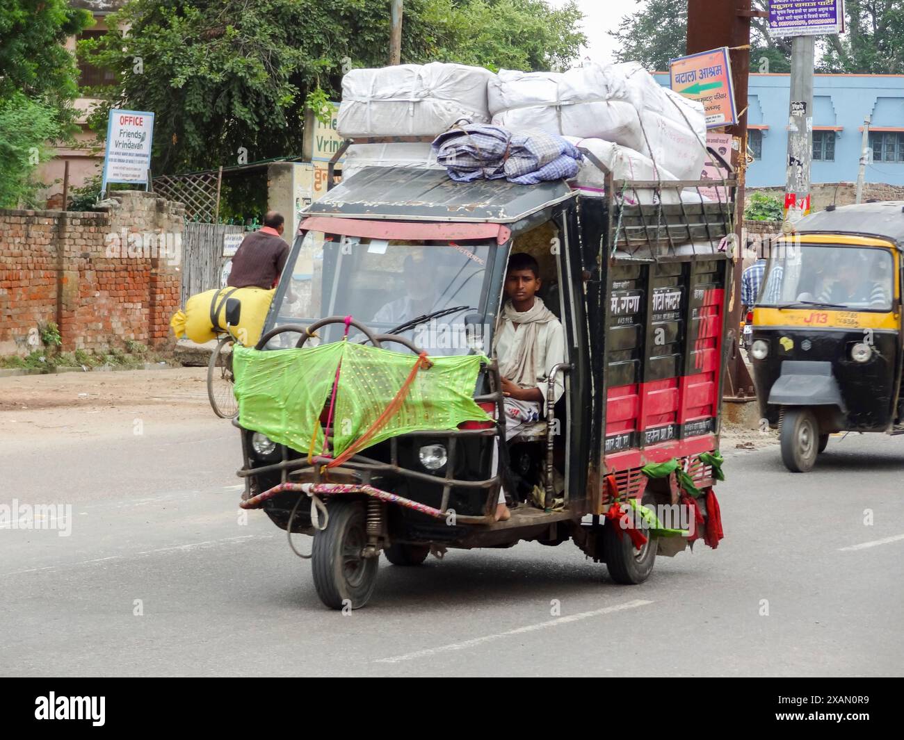 Trash truck india Banque de photographies et d’images à haute ...