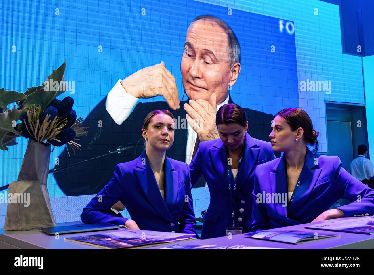 Russian president vladimir putin girls Banque de photographies et d ...