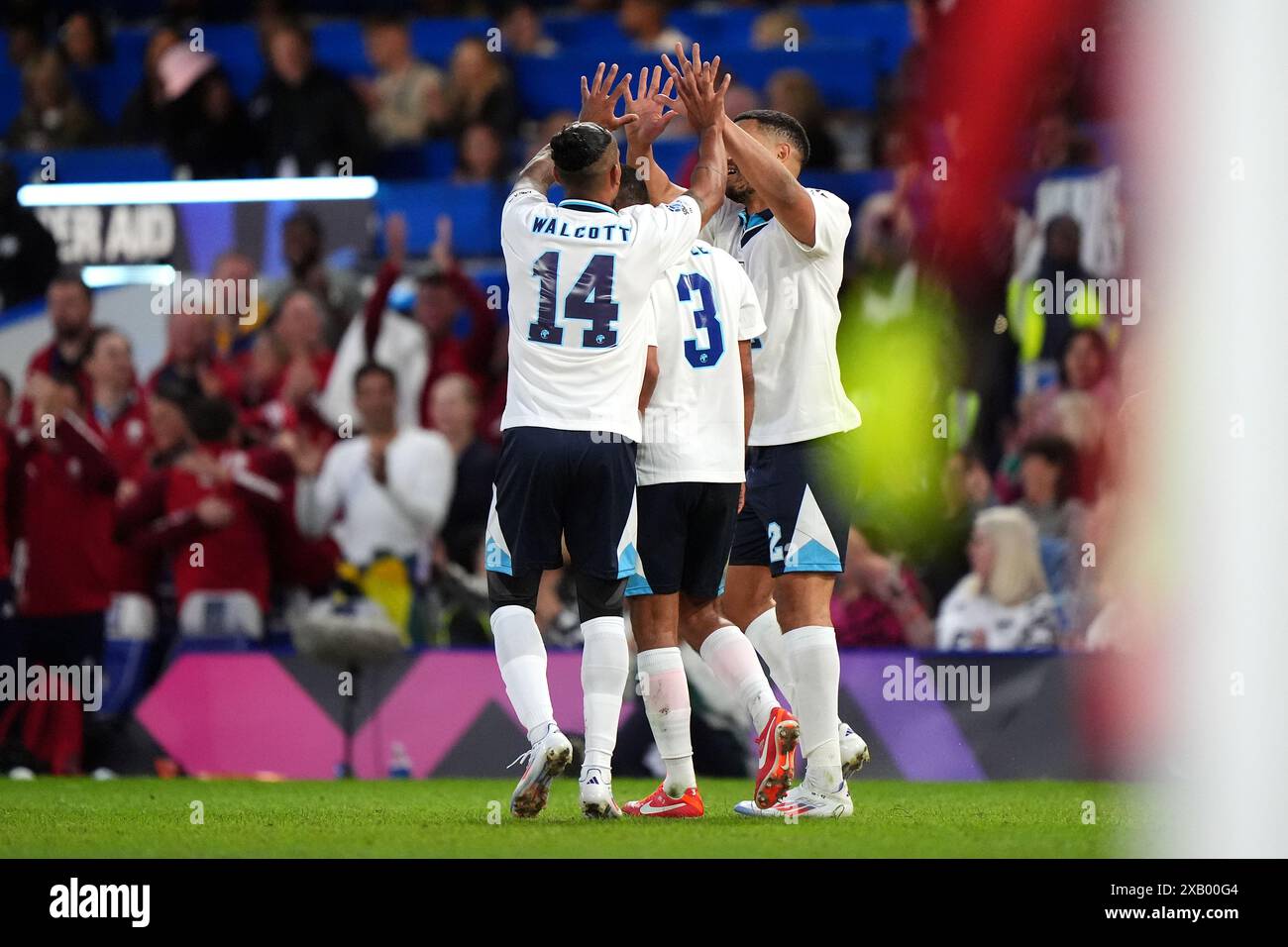 L'Anglais Steven Bartlett (à droite) célèbre avoir marqué le cinquième ...