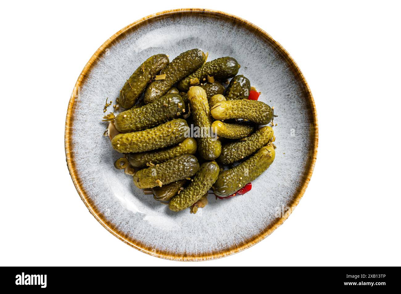 Assiette avec cornichons pickled concombres en bois. Isolé sur fond ...