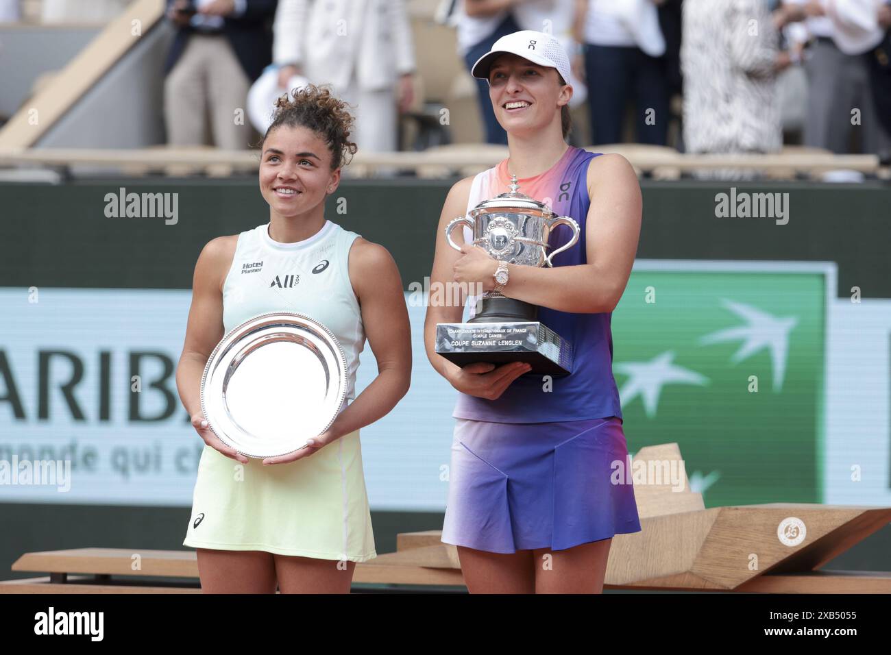 La finaliste italienne Jasmine Paolini, gagnante polonaise IgA Swiatek lors de la cérémonie du ...