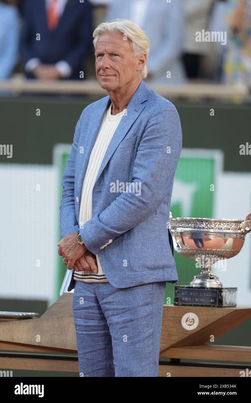 Le présentateur du trophée Bjorn Borg lors de la cérémonie de podium de ...