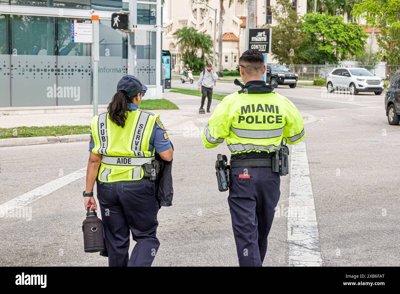 Policewoman reflective vest Banque de photographies et d’images à haute ...