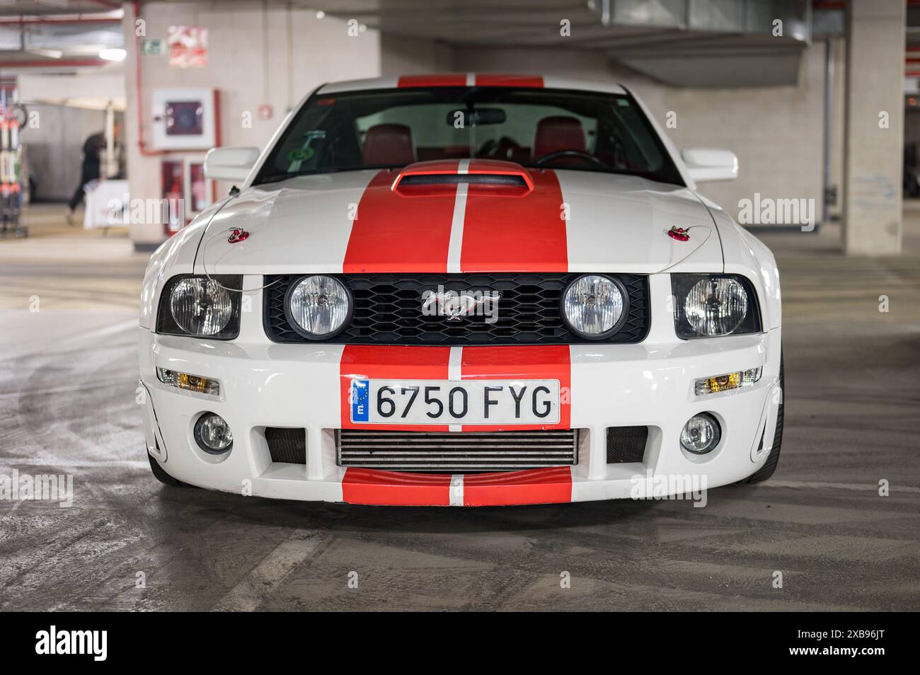 Impressionnante voiture de sport américaine garée dans un parking, il s ...
