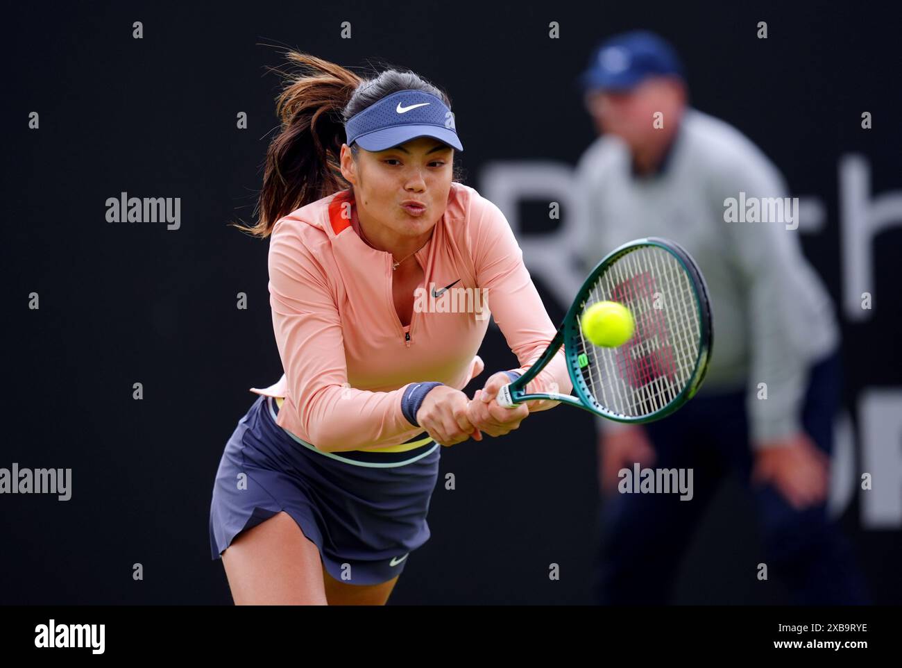 Emma Raducanu en action Ena Shibahara (non représenté sur la photo) le ...