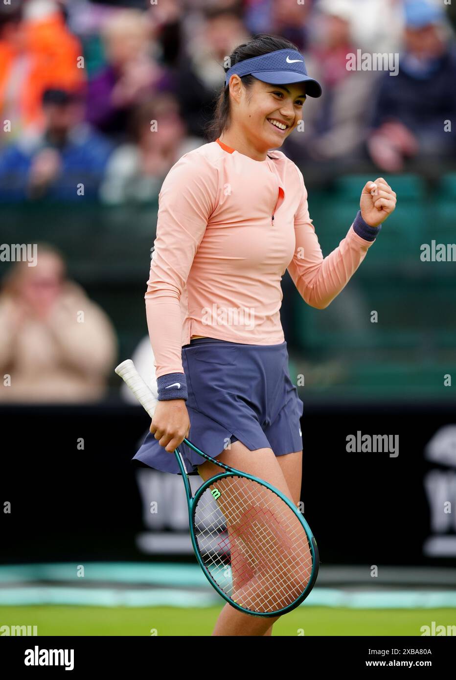 Emma Raducanu suit son match contre Ena Shibahara (non photographié) le ...